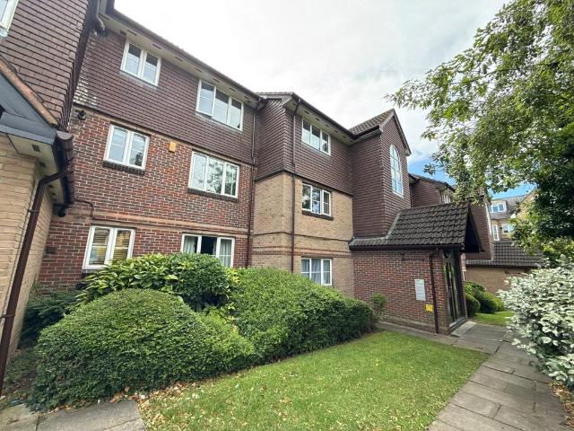 Waverley Road, ENFIELD 2 bed apartment to rent £1,750 pcm £404 pw