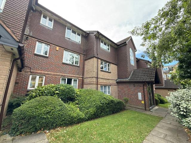 Waverley Road, Enfield EN2, 2 bed flat to rent, £1,750 pcm | PrimeLocation