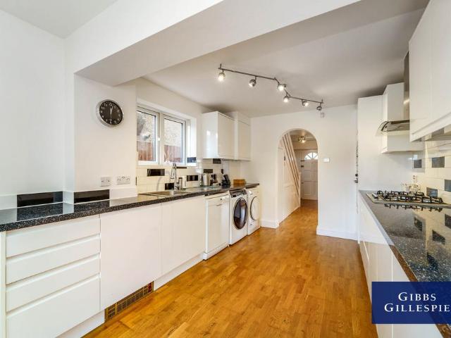 Waverley Road, Harrow, HA2 3 bed detached house to rent £2,400 pcm £554 pw