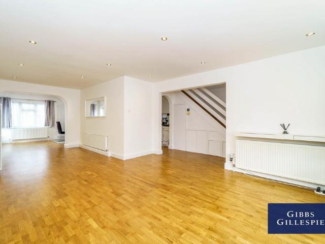 Waverley Road, Harrow, HA2 3 bed detached house to rent £2,400 pcm £554 pw