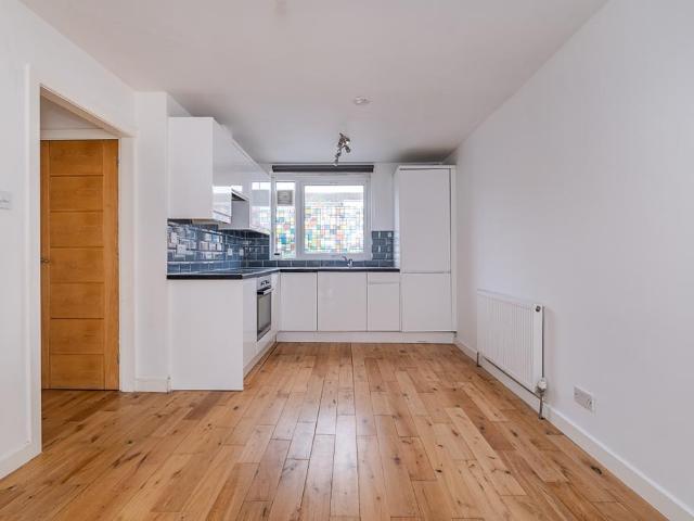 Waverton Road London SW18 2 bed flat to rent £2,500 pcm £577 pw