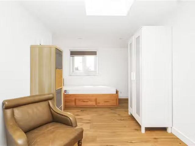 Wavertree Road, London, SW2 3SS