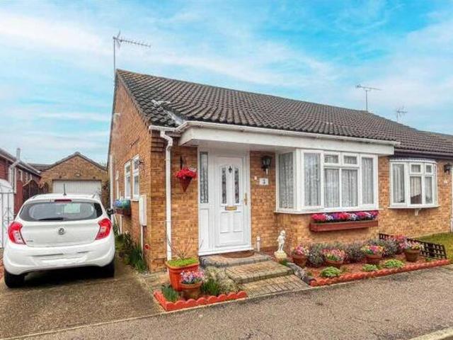 Wavring Avenue, Frinton On Sea, 2 Bedroom Bungalow