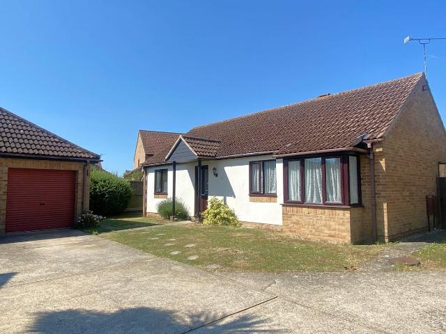 Wavring Avenue, Kirby Cross CO13, 2 bed detached bungalow to rent, £1,250 pcm | PrimeLocation