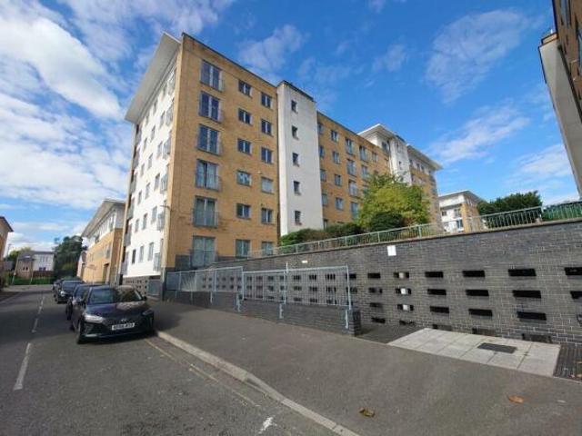 Waxlow Way, Northolt UB5 2 bed flat to rent £1,700 pcm £392 pw