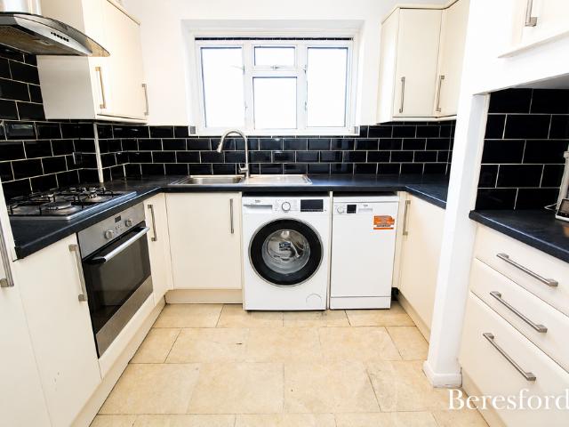 Waycross Road, RM14 2 bed apartment to rent £1,450 pcm £335 pw