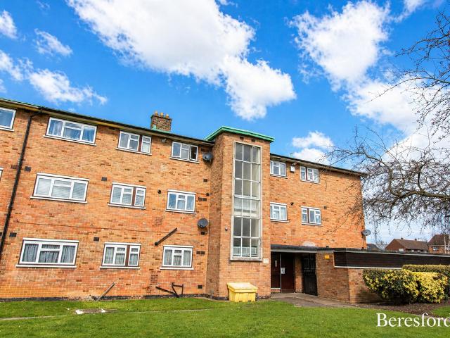 Waycross Road RM14, 2 bed flat to rent, £1,500 pcm | PrimeLocation