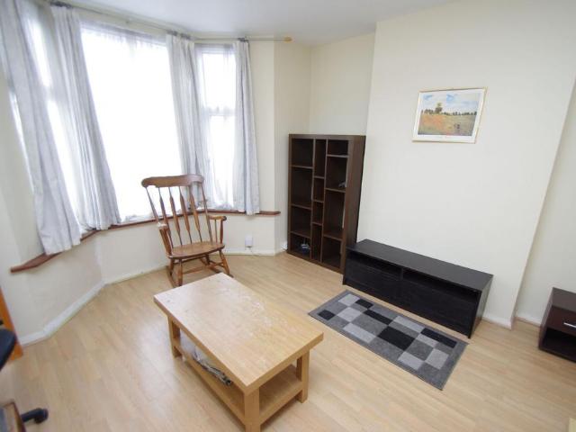 WD17 2QL, Watford, WD17 2 bed flat to rent £1,450 pcm £335 pw