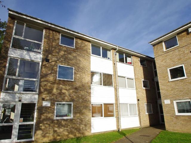 WD25, Watford, 2 bed flat to rent, £1,500 pcm | PrimeLocation
