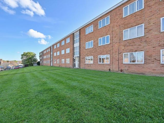 WD25, Watford, 2 bed flat to rent, £1,500 pcm | PrimeLocation