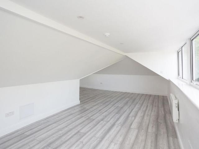 WD23, Bushey 2 bed flat to rent £1,850 pcm £427 pw