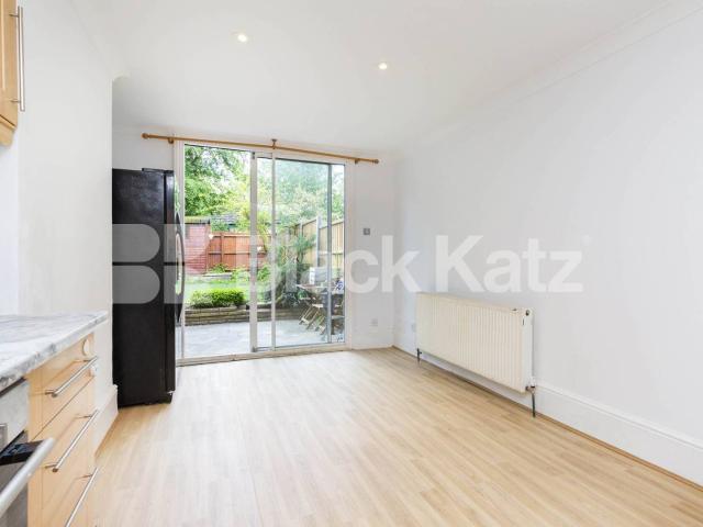 We are please to offer to the market this exceptional 4 bedroom 2 reception house, can also be used as a 5 bedroom house. Located in a desirable neighborhood of Muswell Hill a stone's throw away from the prestigious Muswell Hill Golf Club