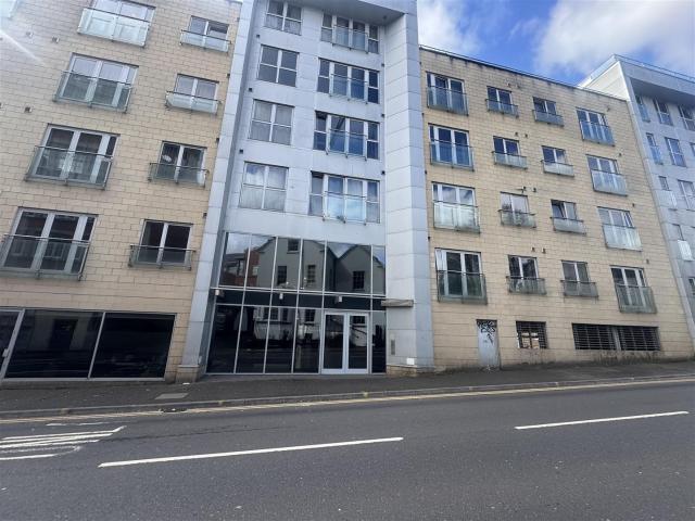 We are pleased to offer this stunning two double bedroom apartment in the desirable and sought after Northwest development. Located in an excellent position in Nottingham City Centre it is minutes from the University, bars, restaurants and all the other a
