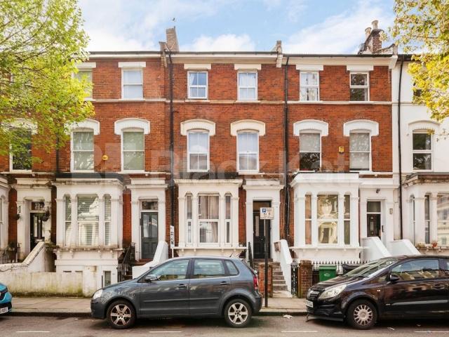 We are pleased to present this lovely two double bedroom apartment in a house conversion on the border of West Hampstead and Kilburn