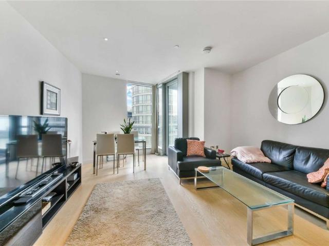 We are proud to offer this delightful modern one double bedroom apartment in a sought after luxury residential compound near Canary Wharf