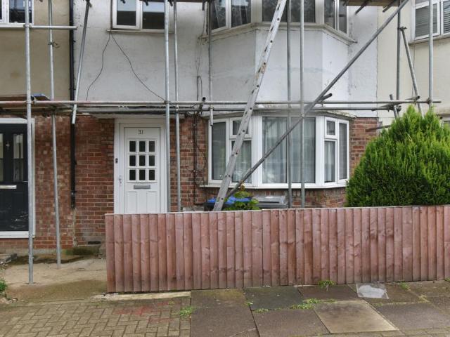 Wembley, HA9 3 bed semi detached house to rent £2,450 pcm £565 pw