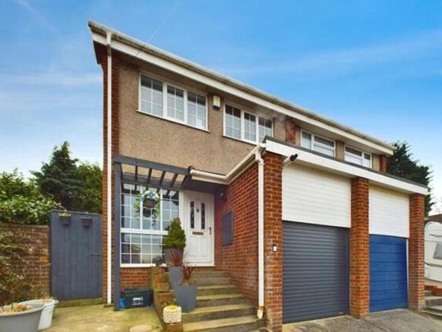 Wentforth Drive, Kingswood, 3 Bedroom End