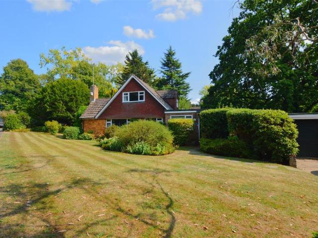 Wentworth Avenue, Slough 5 bed detached bungalow to rent £2,800 pcm £646 pw
