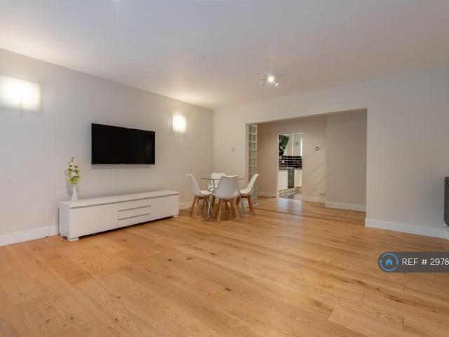Wentworth, Poole, BH14 3 bed flat to rent £2,000 pcm £462 pw