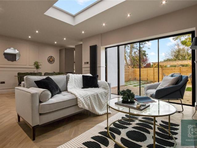 Wentworth Park, London, N3 2 bed apartment to rent £2,500 pcm £577 pw