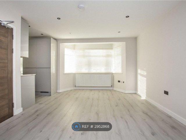 Wentworth Park, London N3, 2 bed flat to rent, £2,300 pcm | PrimeLocation
