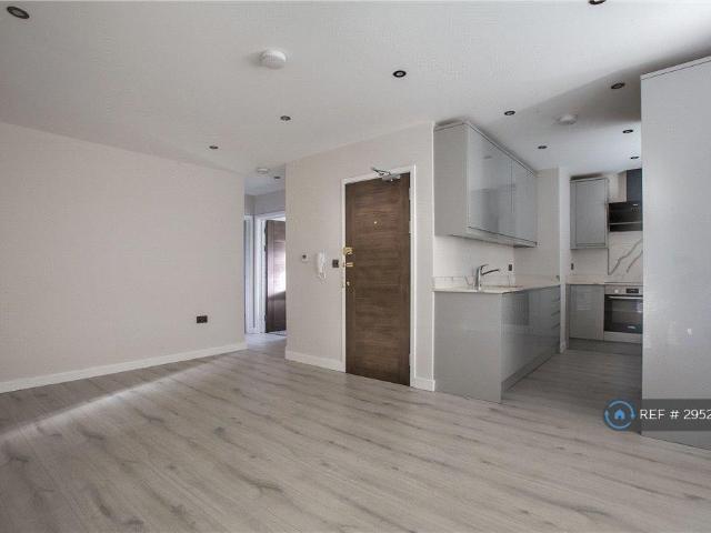 Wentworth Park, London, N3 2 bed flat to rent £2,400 pcm £554 pw