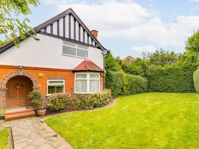 Wentworth Road, Golders Green. 3 bed detached house to rent £3,250 pcm £750 pw