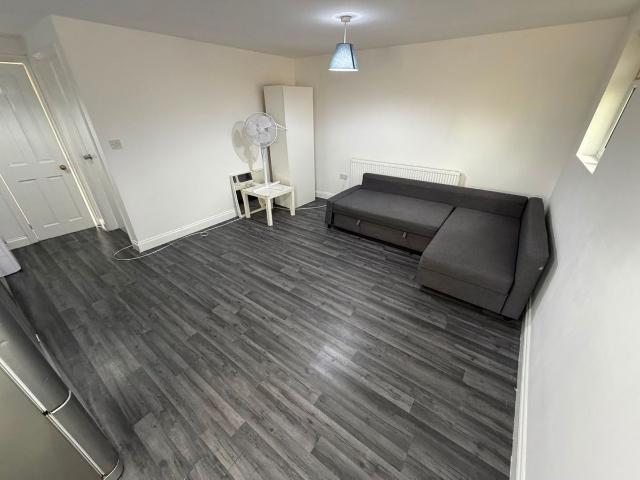 Wentworth Road, Southall UB2, 1 bed flat to rent, £1,200 pcm | PrimeLocation