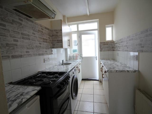 Wentworth Road, Southall, UB2 4 bed house to rent £2,300 pcm £531 pw