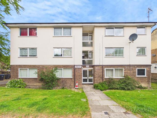 Wendover Court, Mayfield Road, South. Studio to rent £1,000 pcm £231 pw