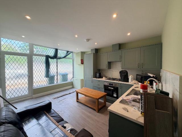 Wendover Road, Aylesbury HP21, 2 bed flat to rent, £1,300 pcm | PrimeLocation