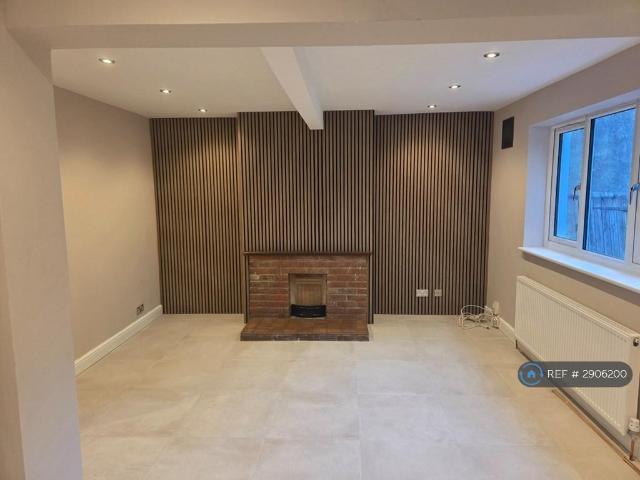 Wendover St, High Wycombe, HP11 3 bed semi detached house to rent £2,250 pcm £519 pw