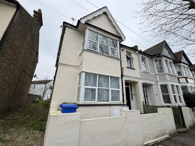 Wenham Drive, Westcliff 1 bed flat to rent £1,000 pcm £231 pw