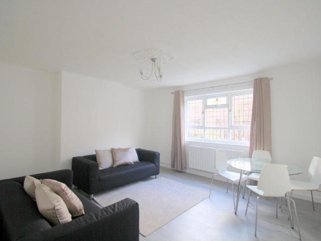 Wenlock Court, New North Road, Old. 3 bed flat to rent £3,298 pcm £761 pw