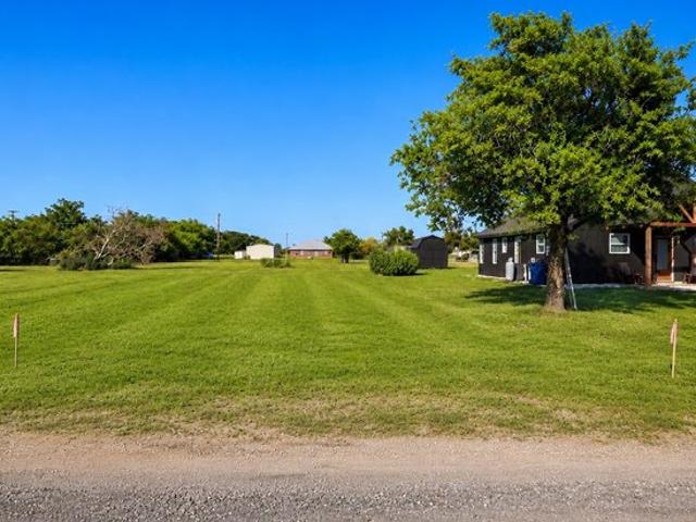 Weaver St, Itasca, TX 76055