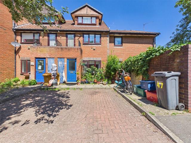 Weavers Close, Isleworth TW7, 1 bed maisonette to rent, £1,350 pcm | PrimeLocation