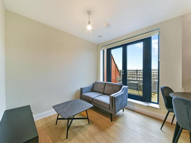 Weavers Yard, Newbury Newbury RG14 2 bed apartment to rent £1,695 pcm £391 pw