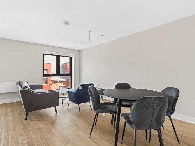 Weavers Yard, Newbury Newbury RG14 2 bed apartment to rent £1,740 pcm £402 pw