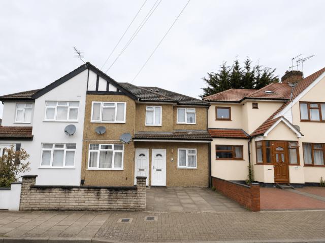 Weald Lane, Harrow, Middlesex HA3 3 bed flat to rent £2,100 pcm £485 pw