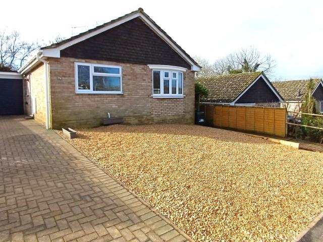 Webb Crescent, Chipping Norton OX7, 2 bed detached bungalow to rent, £1,350 pcm | PrimeLocation