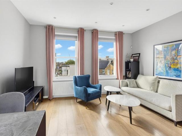 Webb's Road, London, SW11 3 bed maisonette to rent £3,500 pcm £808 pw