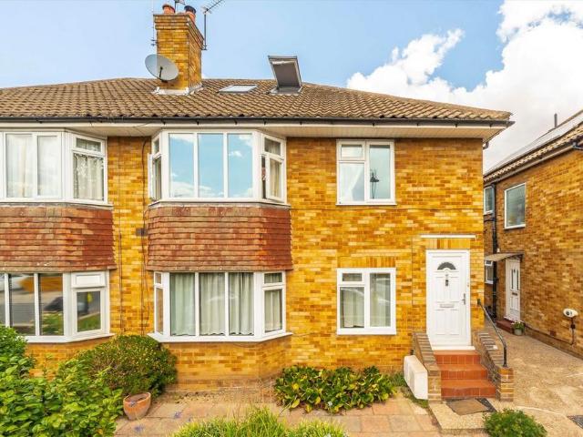 Webster Gardens, London W5 3 bed flat to rent £2,650 pcm £612 pw