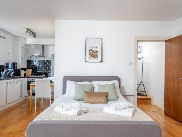 Webster Road, Bermondsey, Southwark. Studio to rent £1,800 pcm £415 pw