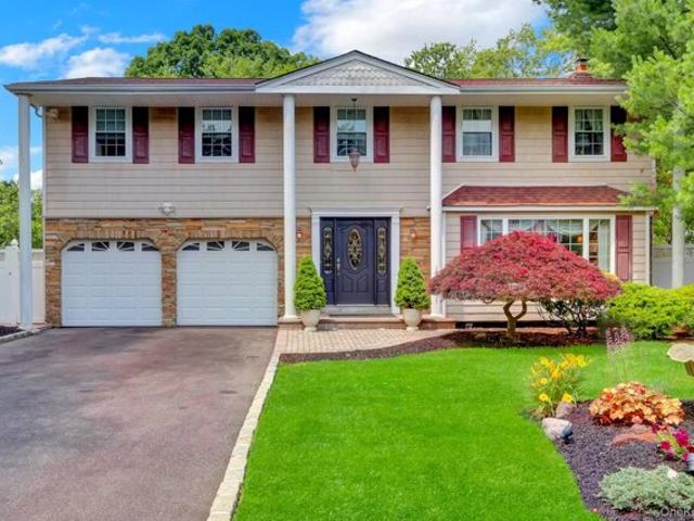Wedgewood Dr, Hauppauge, Home For Sale