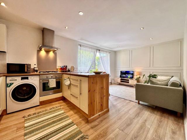 Weetwood House Court, Weetwood, Leeds LS16, 2 bed flat to rent, £1,095 pcm | PrimeLocation
