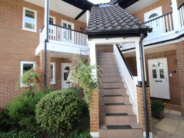 Weedon Court, Wallingford OX10 2 bed maisonette to rent £1,450 pcm £335 pw