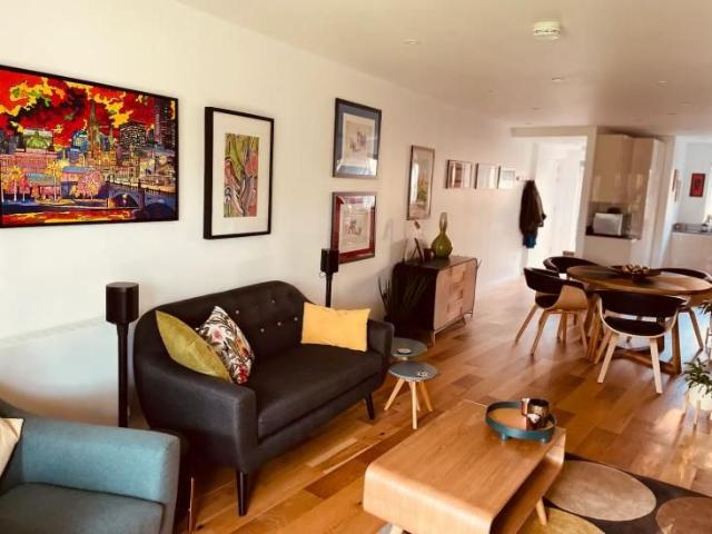 Week days Double room with own bathroom in a modern, as new apartment