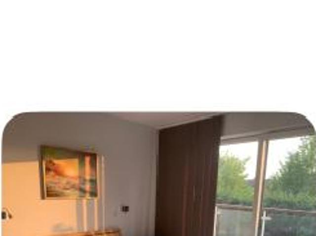 Weekday room available in battersea
