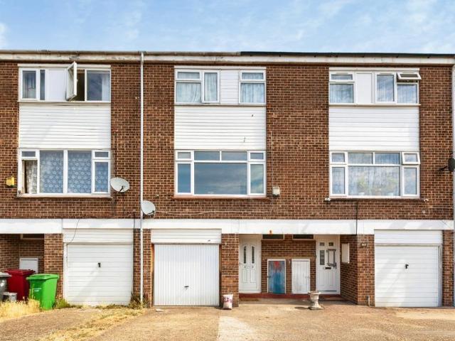Weekes Drive, Slough, Berkshire, SL1 4 bed terraced house to rent £2,250 pcm £519 pw