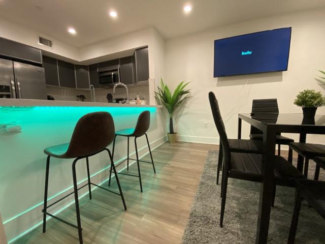 WeHo Walkers Paradise Furnished All Incl. Room